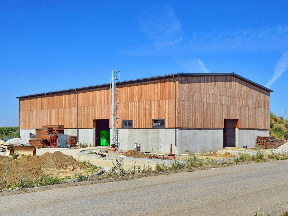 Zemědělská skladovací hala s dřevěným opláštěním, Kozlov - Borga